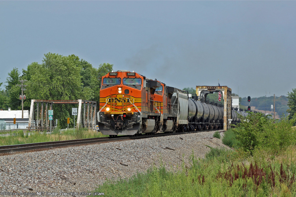 BNSF 5082 leads this sb crude oil train out of elsberry.